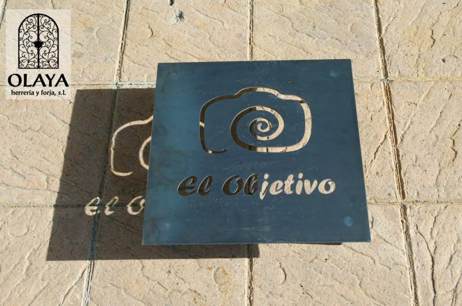 Rótulo de Acero Corten el Objetivo - Olaya Forja Madrid