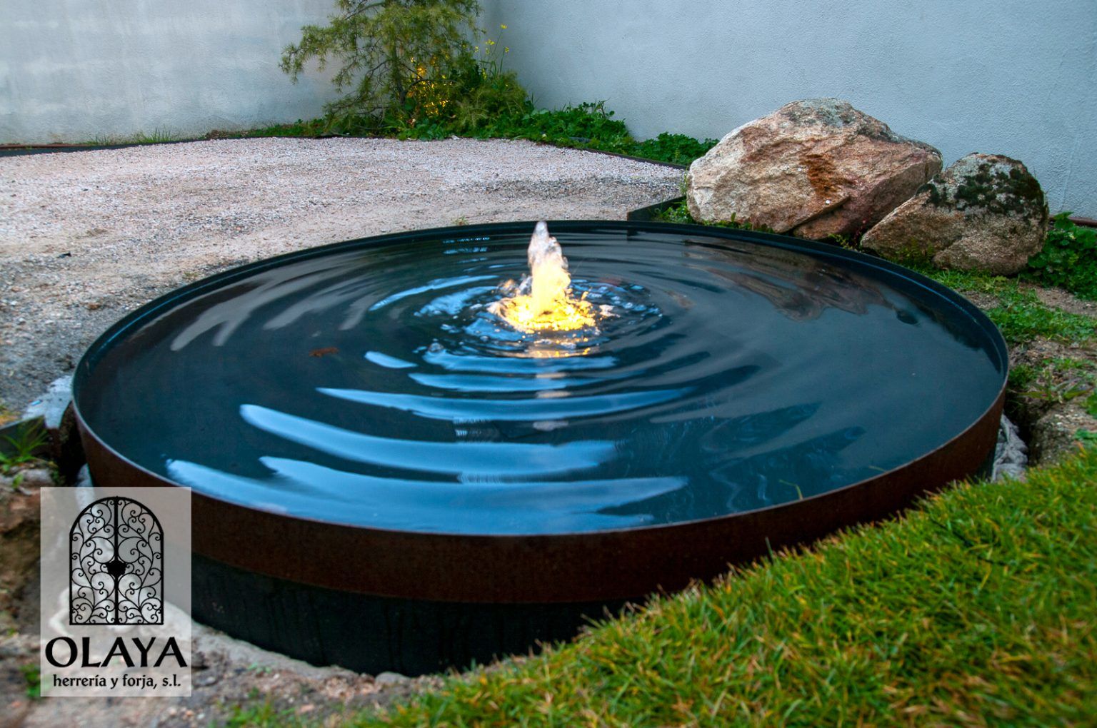 Fuente circular “lamina de agua” de Acero Corten - Olaya Forja Madrid