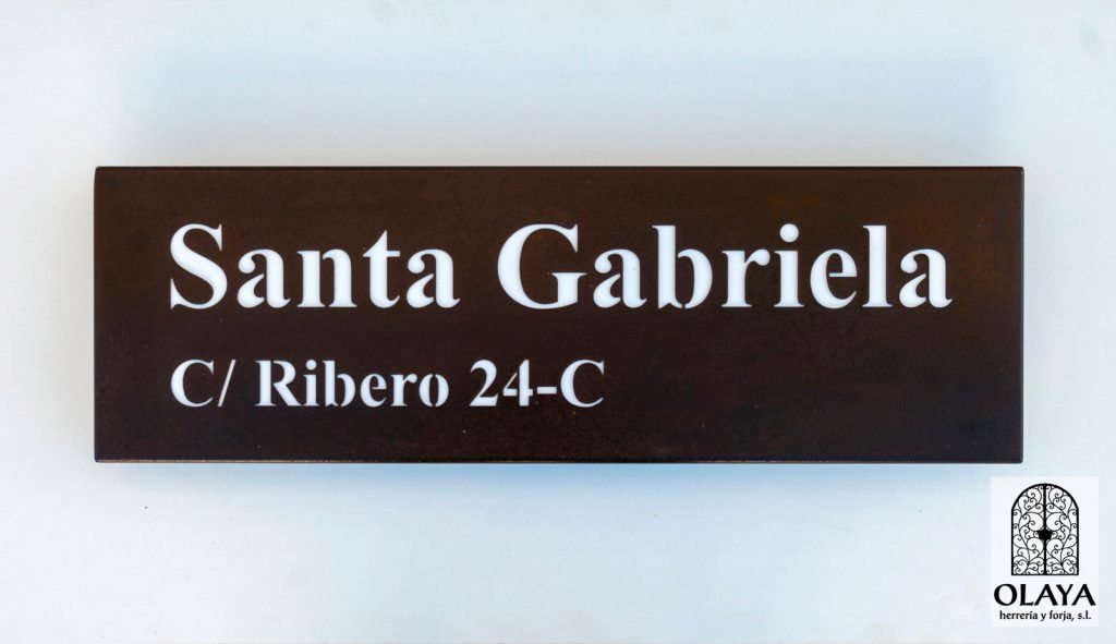 Rótulo en Acero Corten calle y número - Olaya Forja Madrid